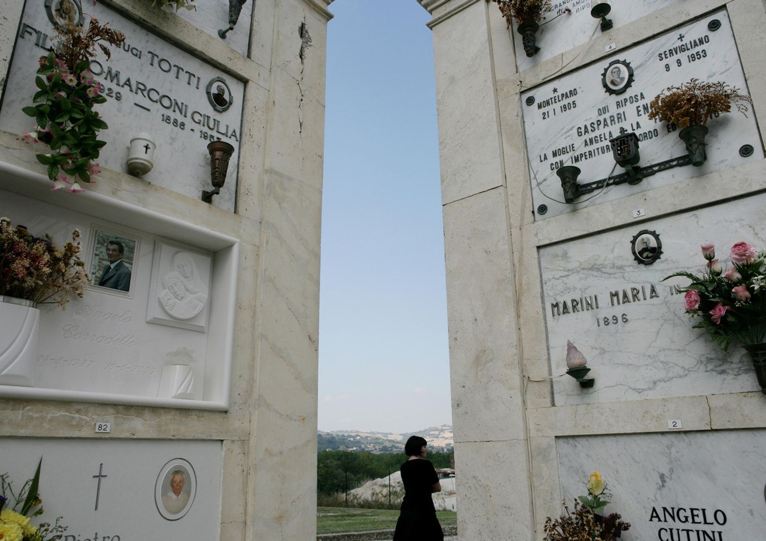 Due salme per un loculo: incredibile ma vero, accade a Magliano