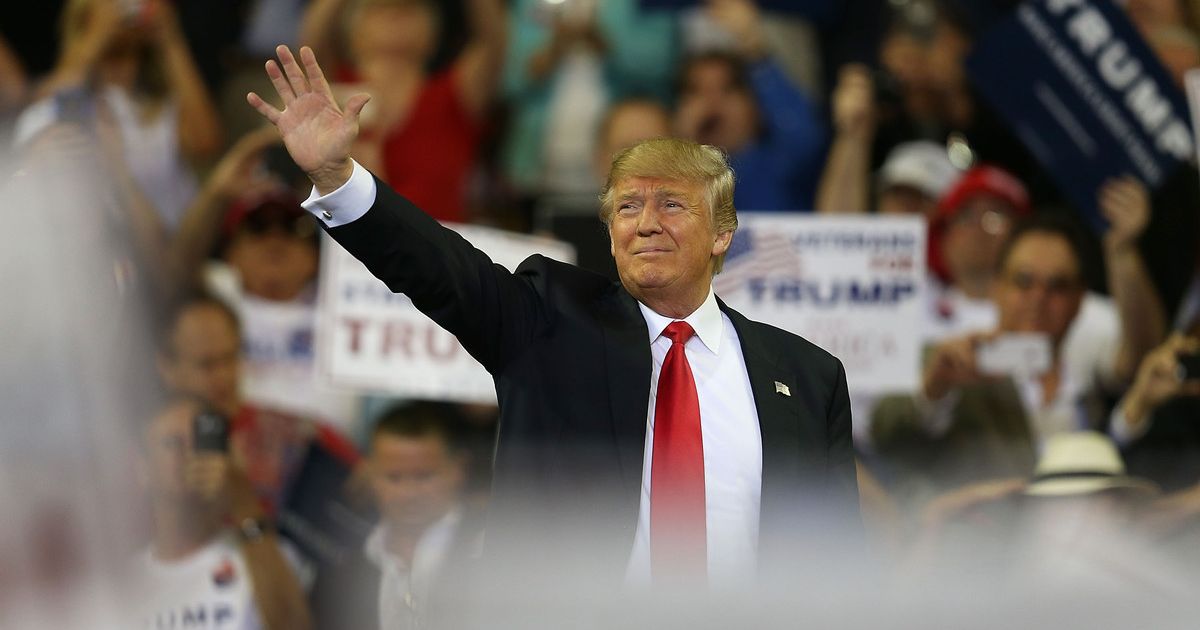 Saluto romano a comizi di "Donald Duce", lui "ridicolo"