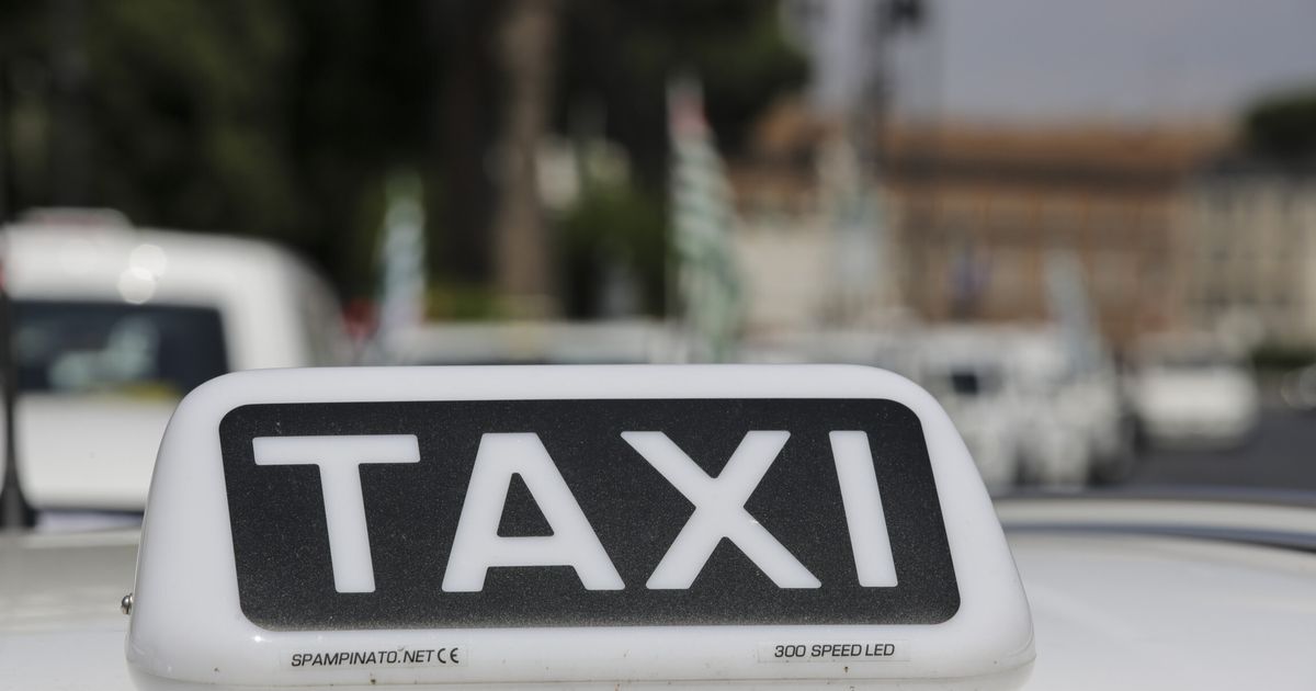 A Roma mille taxi in più e tariffe più care