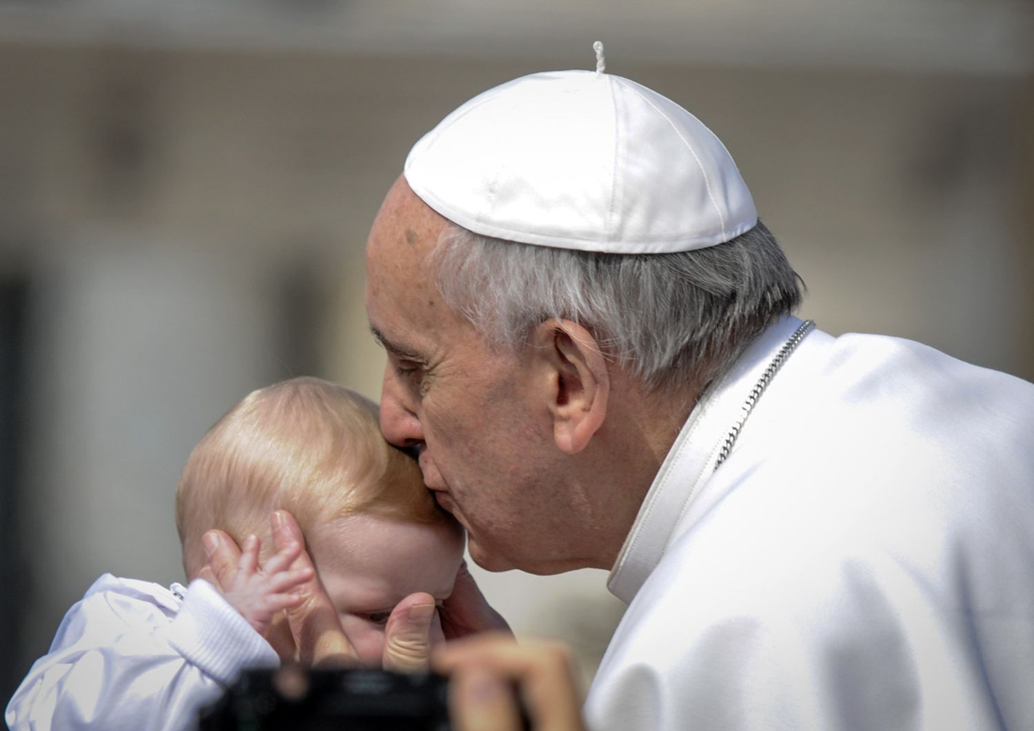 Papa in jeep tra la folla, scambia zucchetto e bacia i bambini
