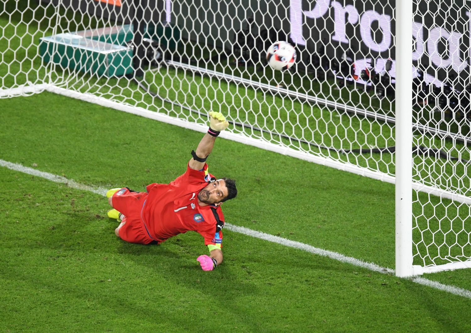 Uefa, ecco i 10 gol più belli del 2016. Buffon miglior parata