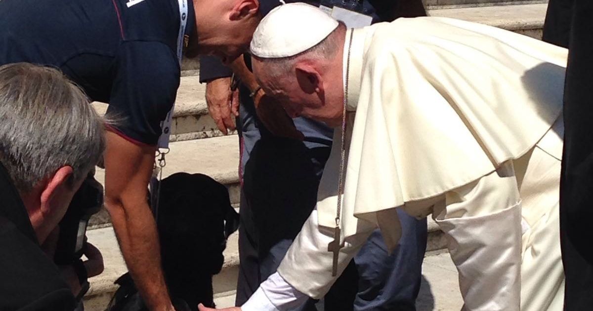 Papa saluta Leo, cane che ha salvato Giorgia - VIDEO