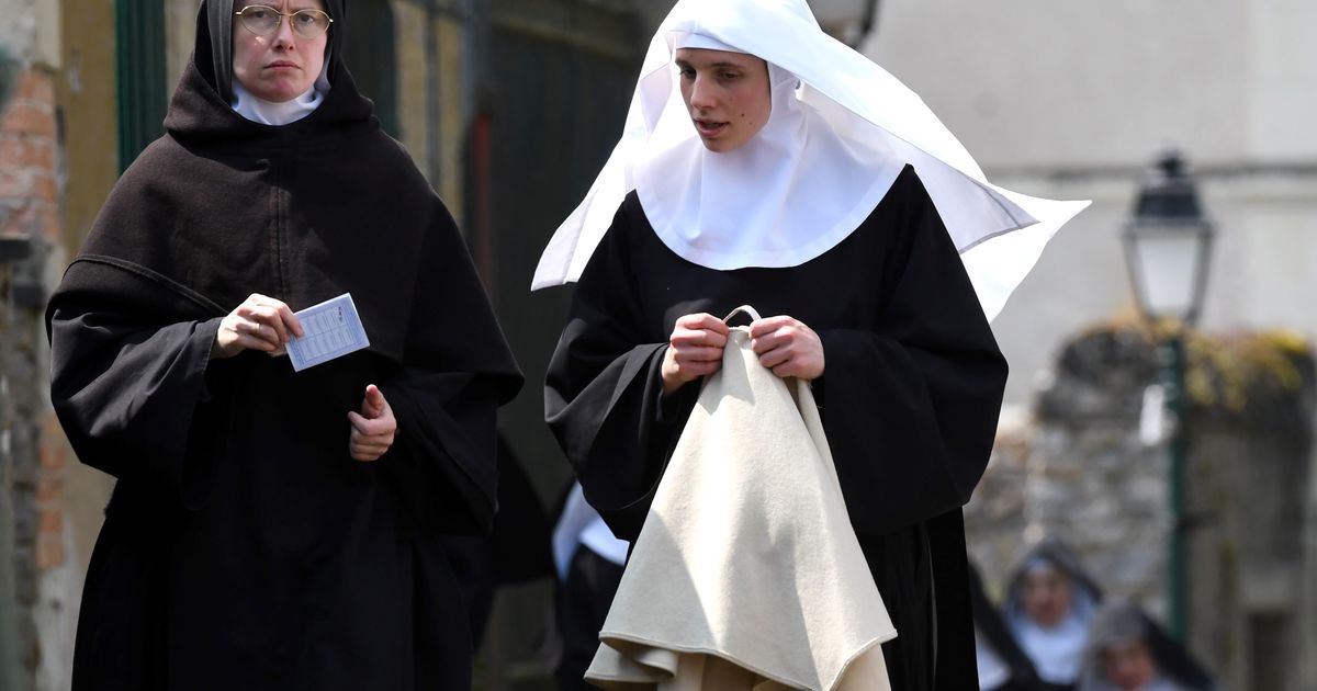 Le suore missionarie che cuciono mascherine