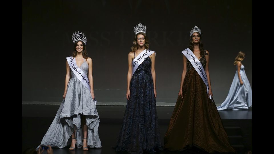 Il Tweet che è costato la corona di miss Turchia alla giovane Itir