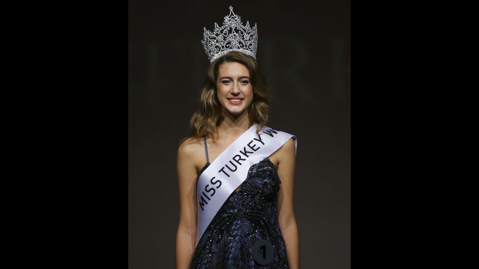 Il Tweet che è costato la corona di miss Turchia alla giovane Itir