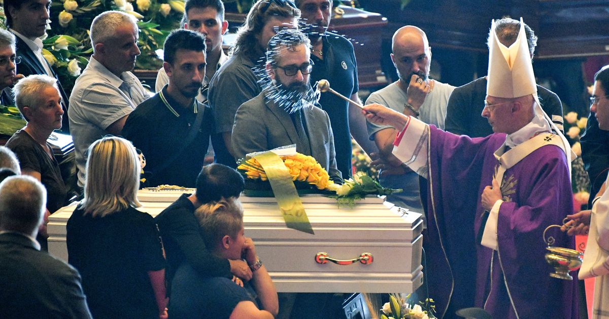L'immagine che tutti ricorderemo del funerale delle vittime di Genova