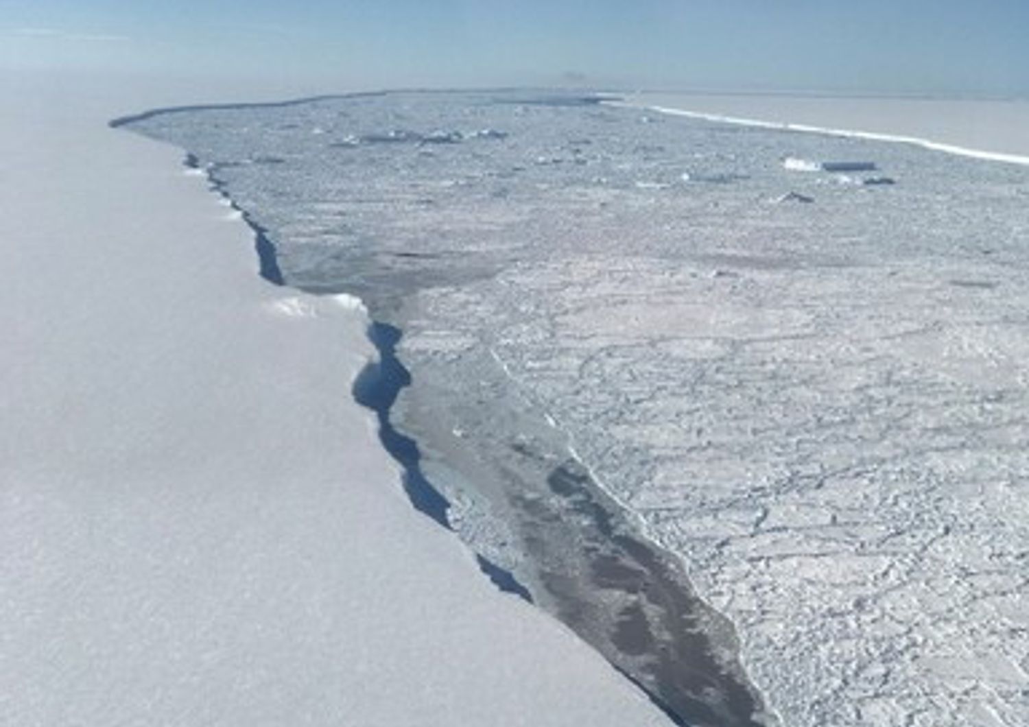 L'iceberg più grande del mondo verso l'Atlantico. Scienziati in allarme
