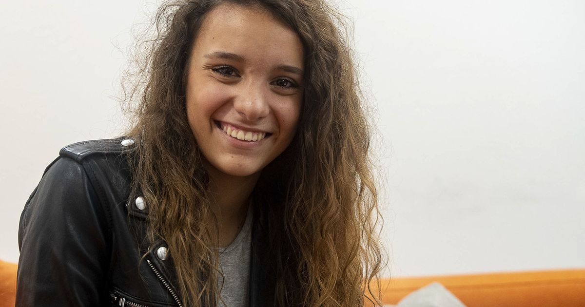 Chi è Iris Ferrari, la sedicenne timida diventata una star dei social