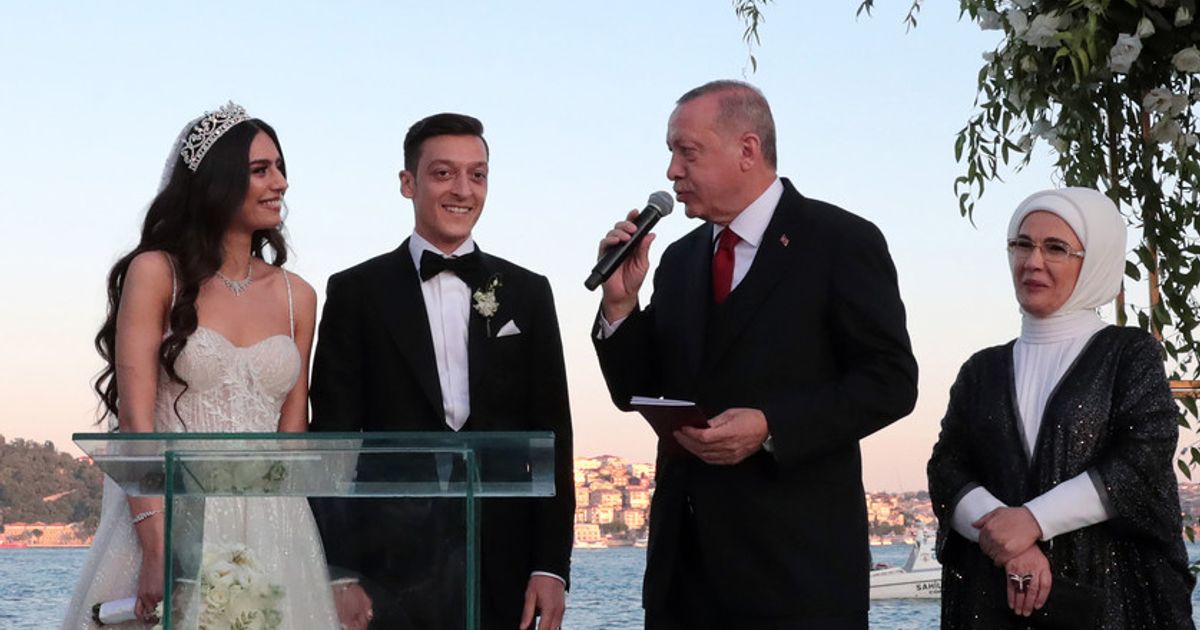 Il campione tedesco Mesut Ozil ha sposato miss Turchia e ha scelto un ...