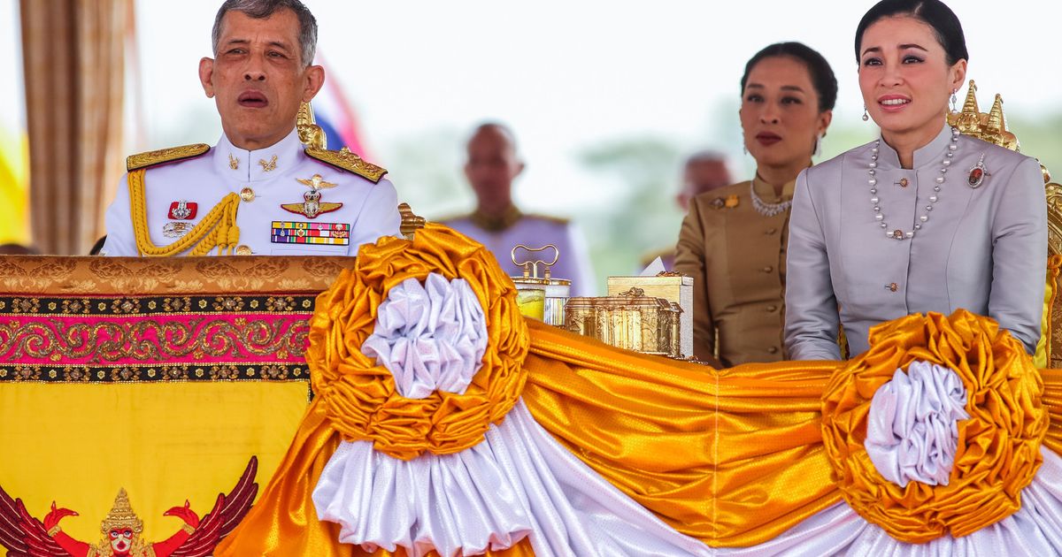 Il re della Thailandia ha sposato l'amante alla presenza della moglie