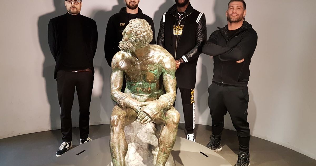 La statua del "Pugile in riposo" mette ko Deontay Wilder