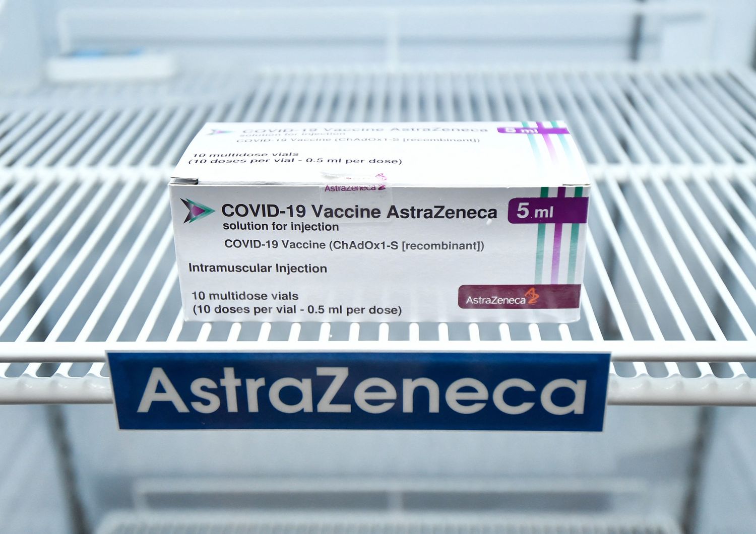 AstraZeneca cambia il nome del vaccino, si chiamerà Vaxzevria