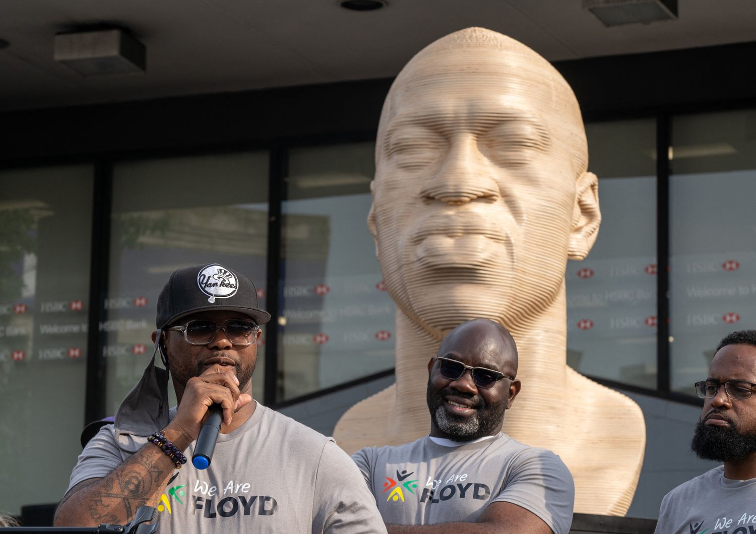 Inaugurato a New York un busto di George Floyd