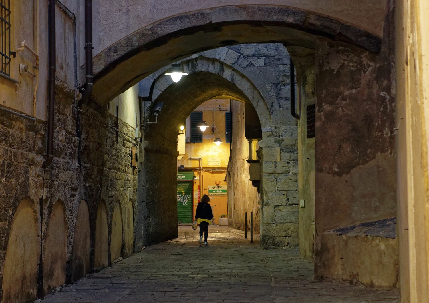 Scoperto a Genova un palazzo di lusso "a luci rosse"