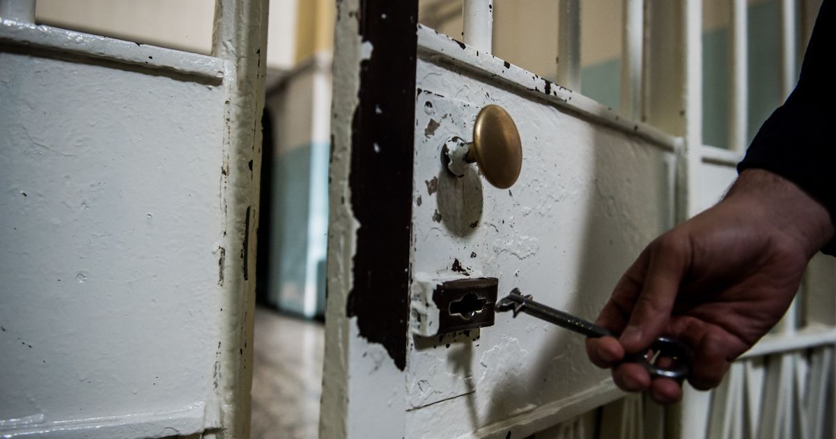 Una donna ha provato a entrare in carcere con 7 micro-cellulari nella ...