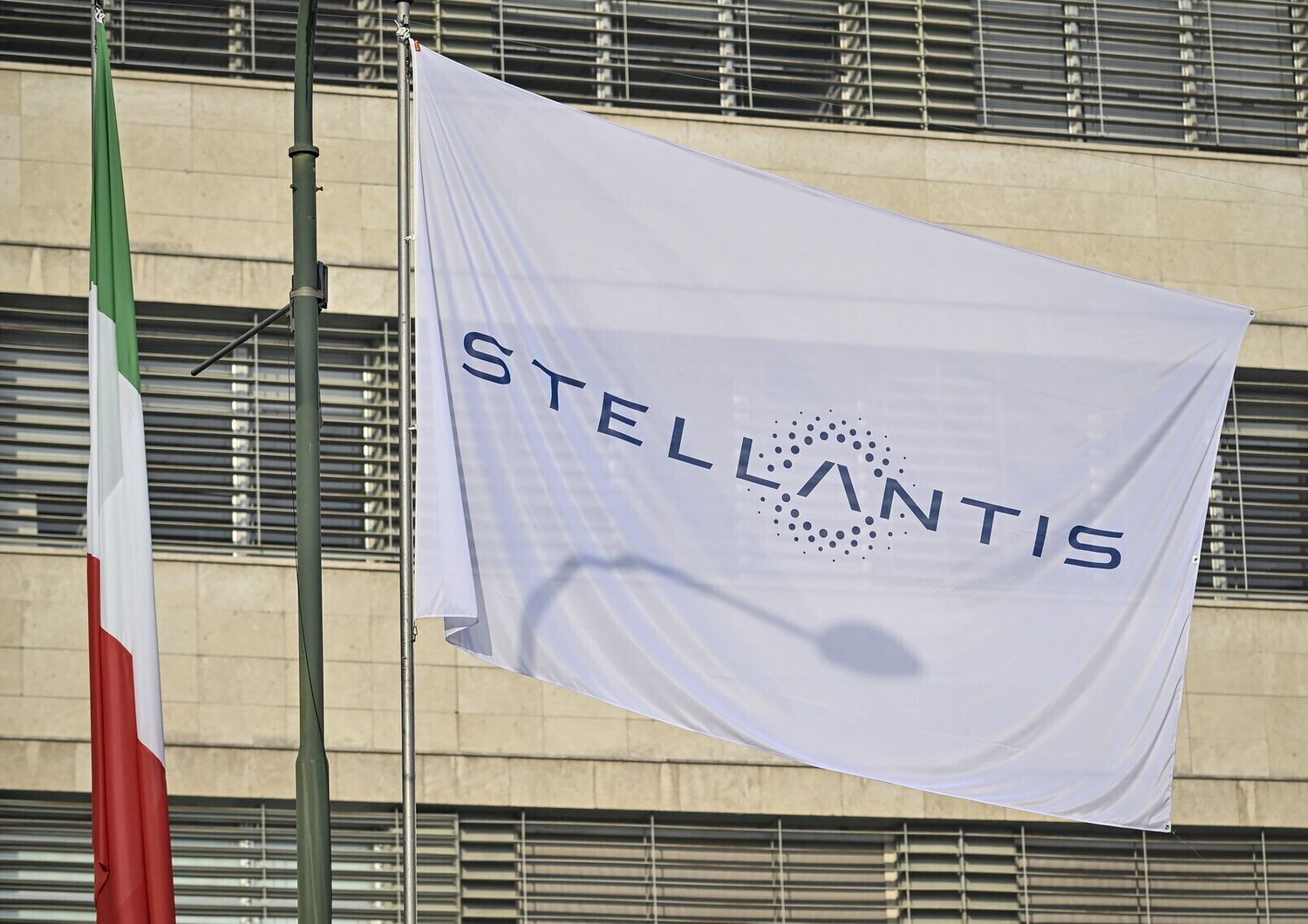 Stellantis con l'elettrico accelera leader in Europa