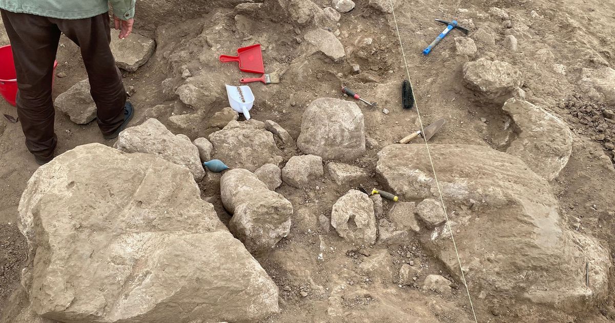 Scavano per la rete idrica e trovano una tomba romana