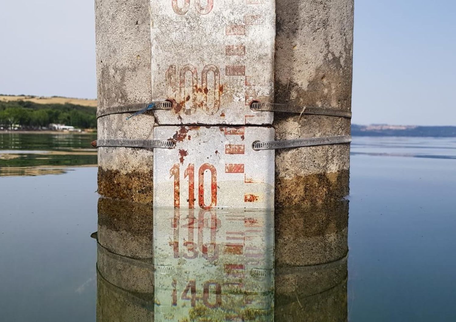 La siccità ha fatto precipitare il livello del lago di Bracciano