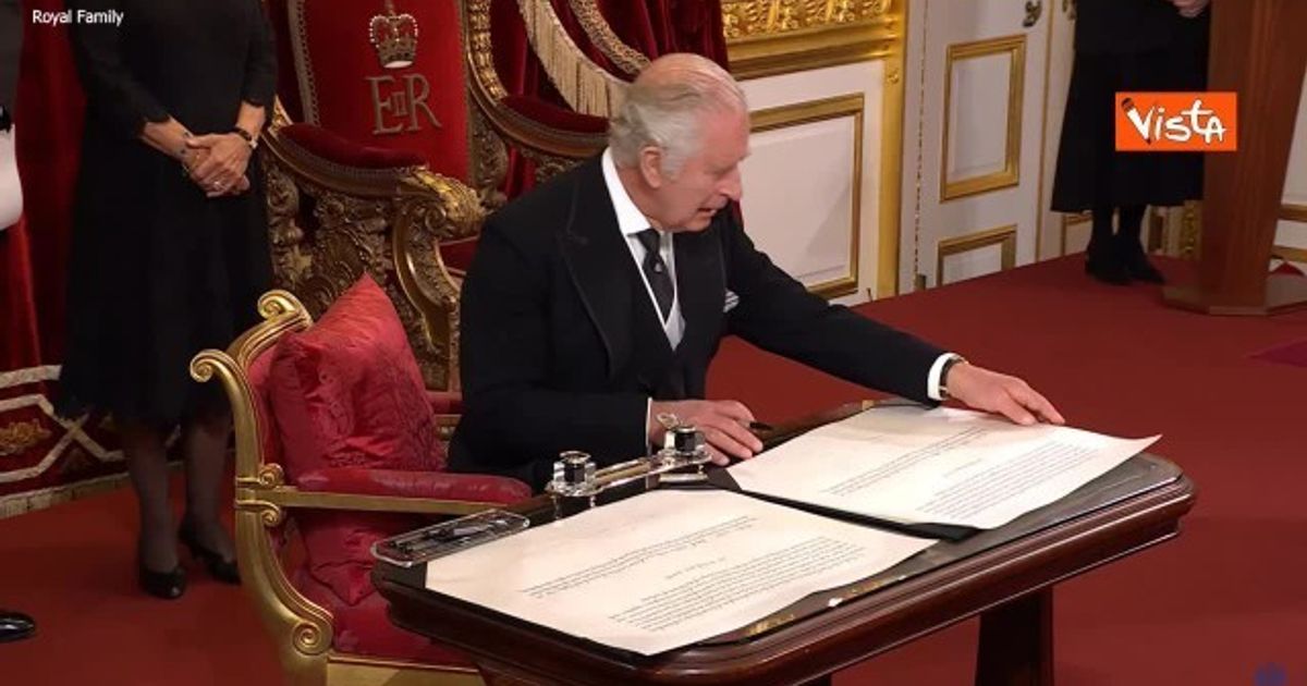 Carlo III re, ecco 'l'intoppo' con le penne presenti sulla scrivania ...