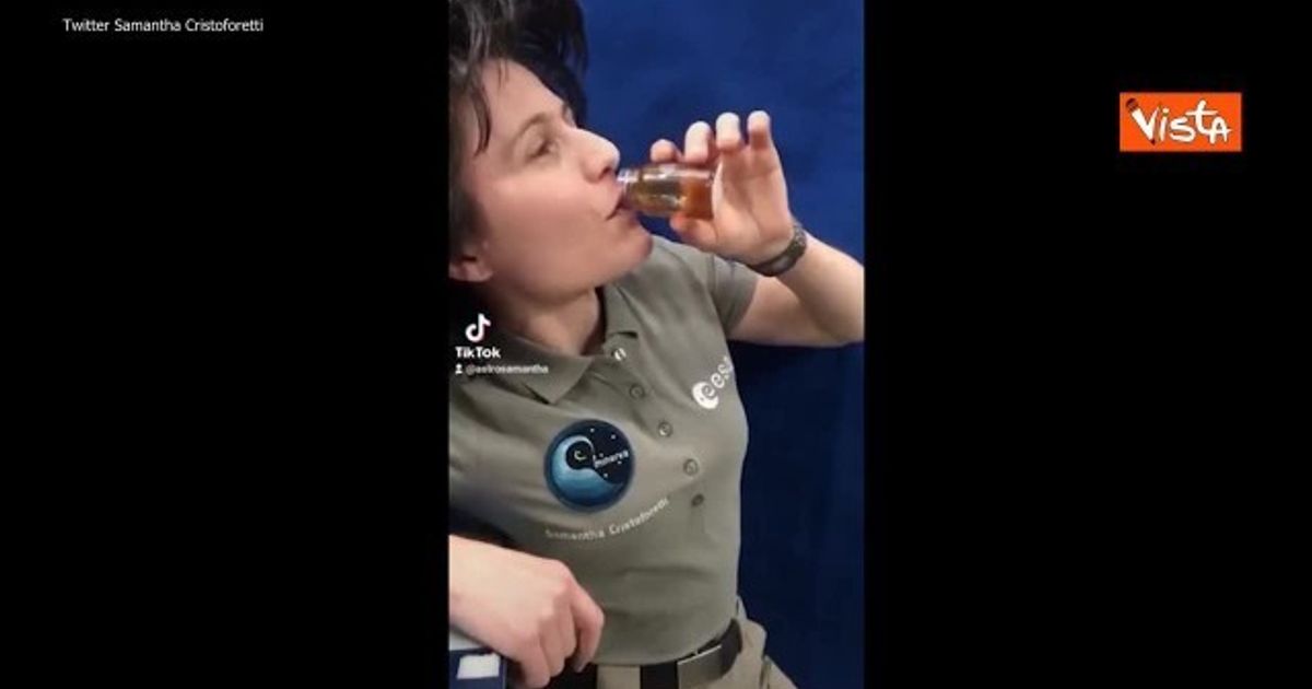 Samantha Cristoforetti mostra la sua tazzina per il caffè "spaziale"