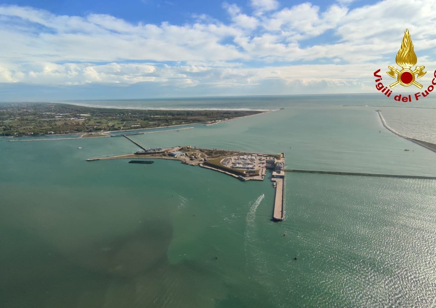 Con l'acqua alta a Venezia prima alzata del Mose d'autunno