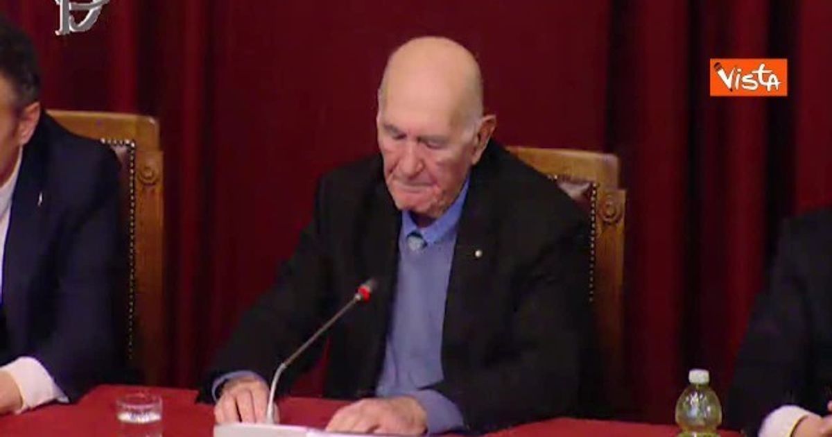 Sami Modiano si commuove raccontando la liberazione dal campo di Birkenau