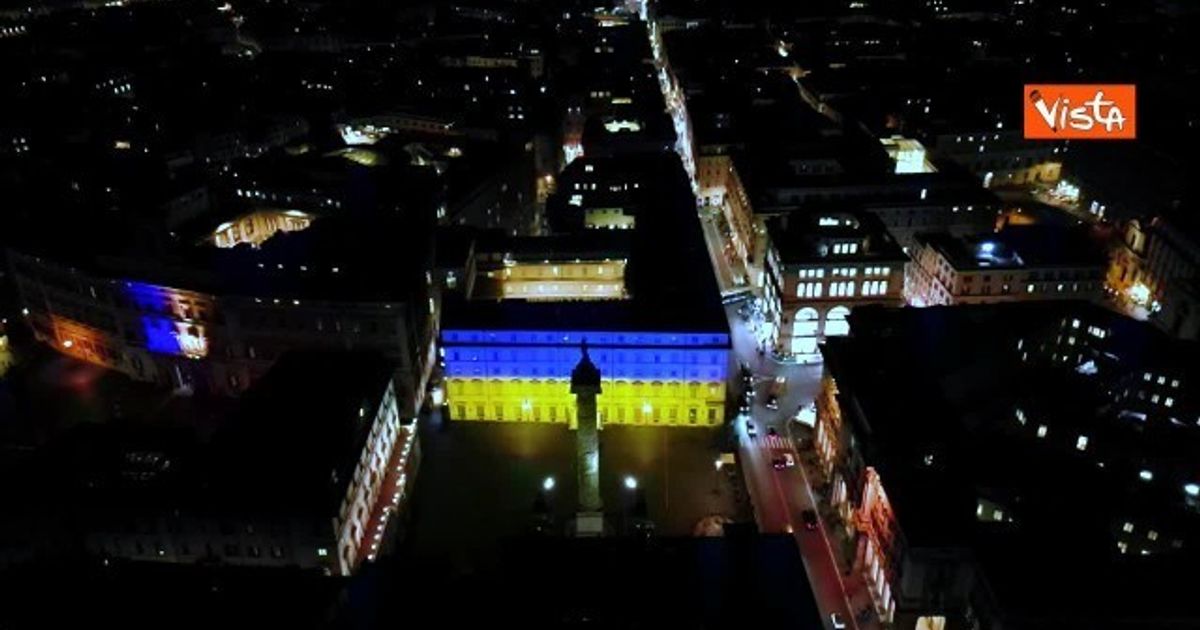 Anniversario inizio guerra, la facciata di Palazzo Chigi illuminata con ...