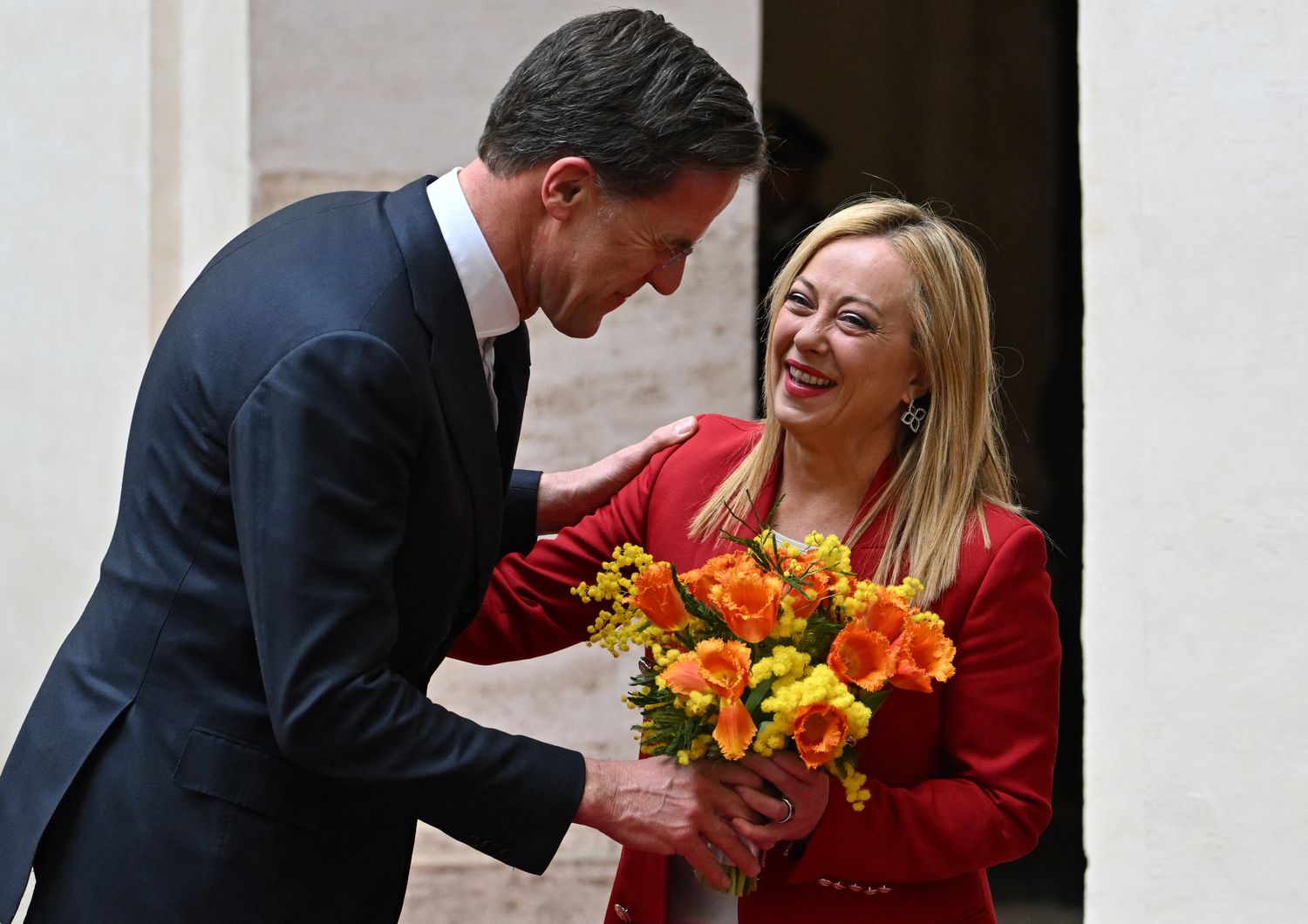 Meloni riceve Rutte: "Dall'Ue un cambio di approccio sui flussi migratori"