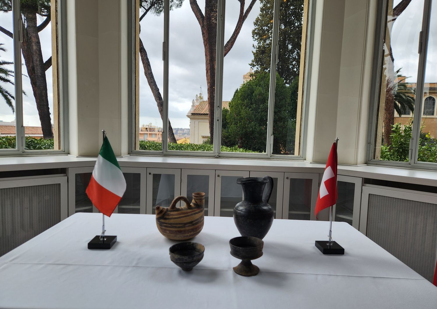 Quattro vasi etruschi sono stati restituiti all'Italia