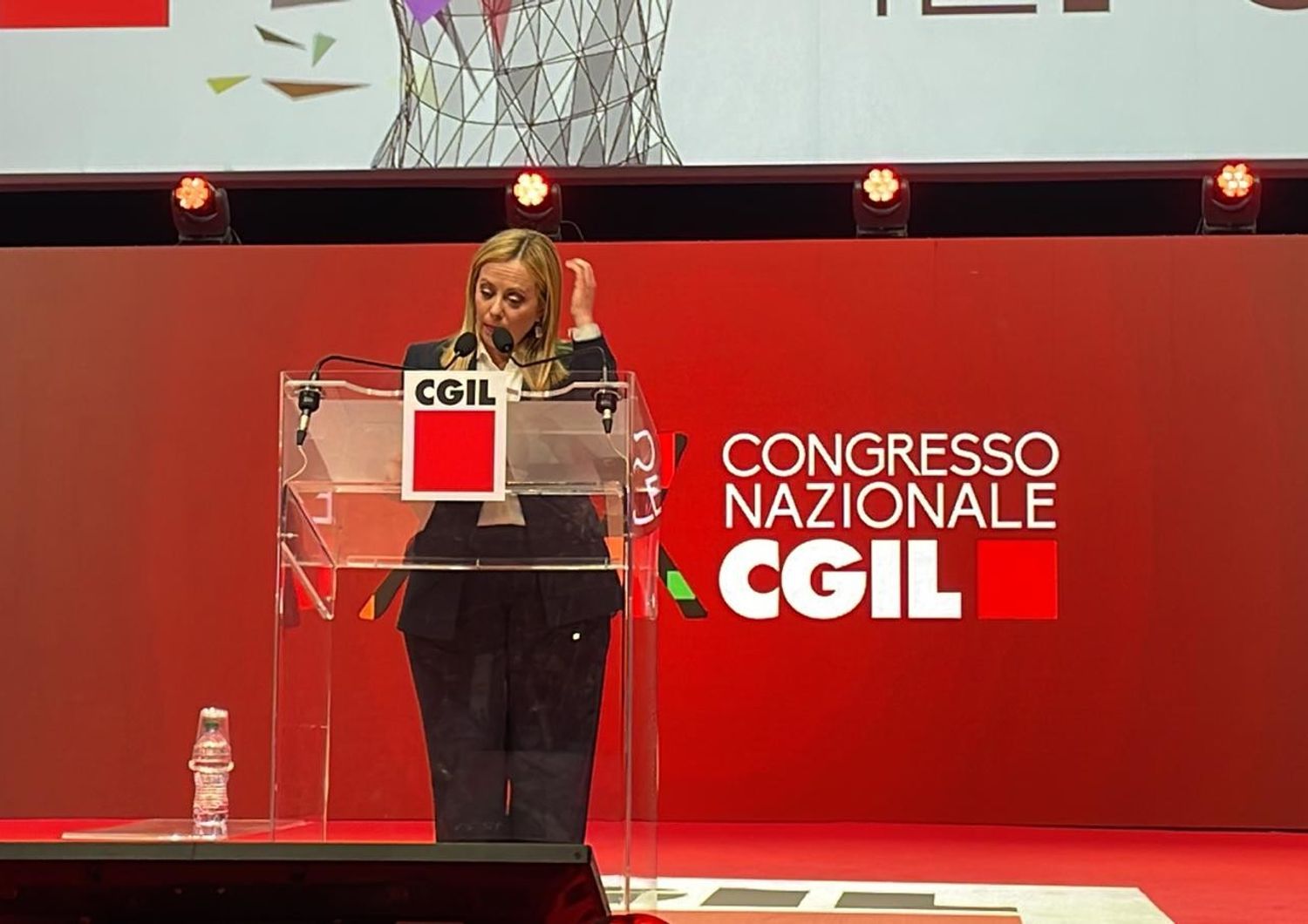 Meloni alla Cgil: lavoro, fisco, 'Ferragni' e uno (storico) applauso