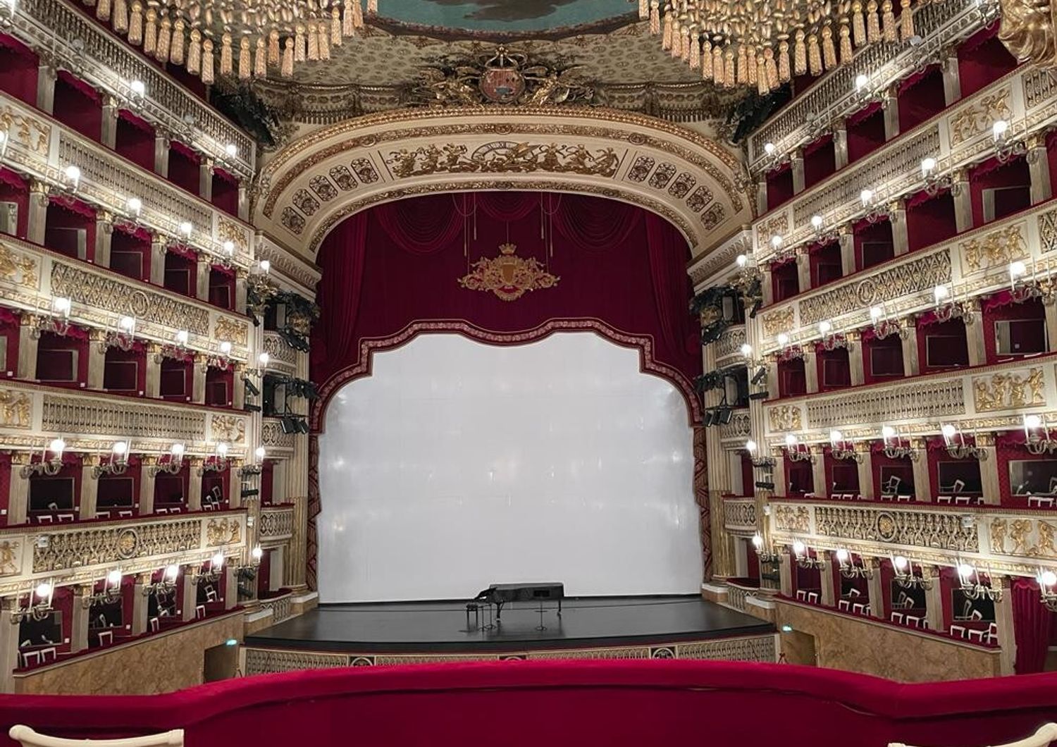 Il San Carlo dopo il restauro, brilla la tela di Cammarano