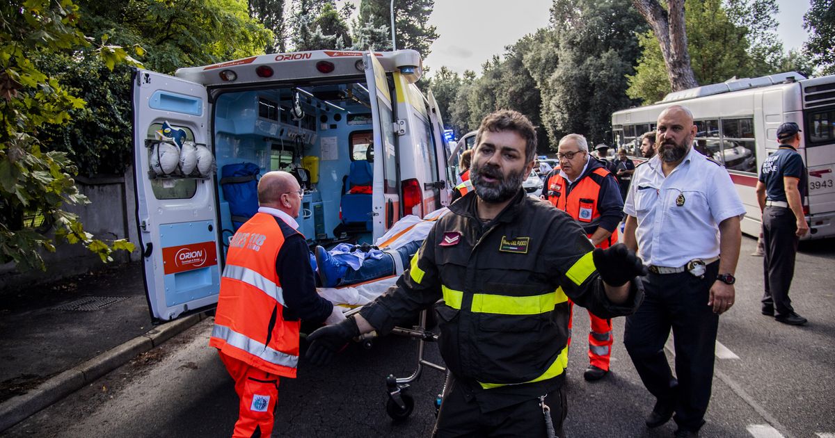 Pullman di studenti si ribalta nel Bresciano