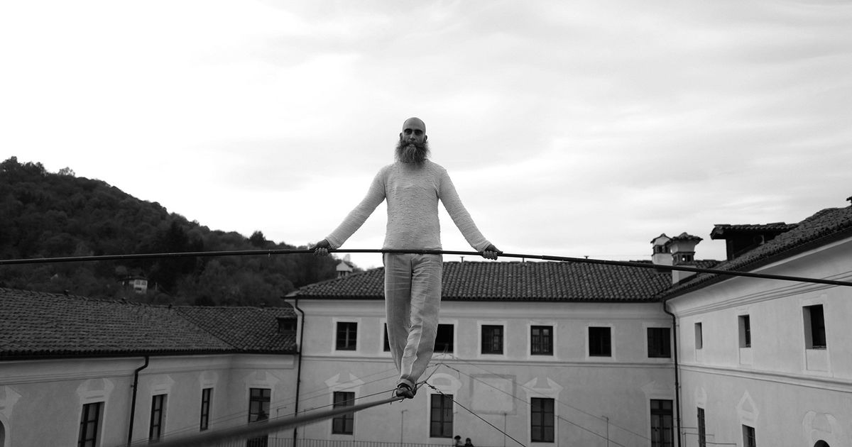 La camminata Meravigliosa del funambolo tra i grattacieli di Milano