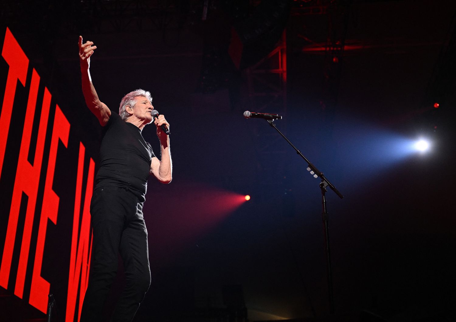 Roger Waters indagato per una performance con costume nazista