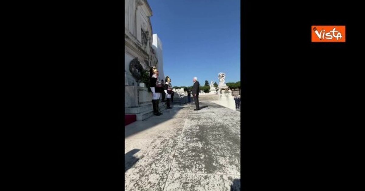 2 Giugno, Mattarella depone corona d'alloro all'Altare della Patria