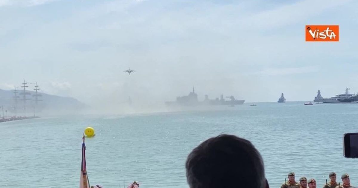 Un F-35 rende onore alla Nave Vulcano della Marina Militare a La Spezia