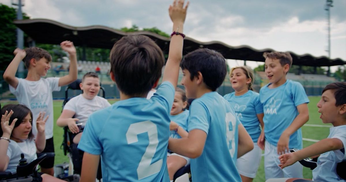 Una partita di calcio tra bambini con atrofia spinale per la campagna SMA
