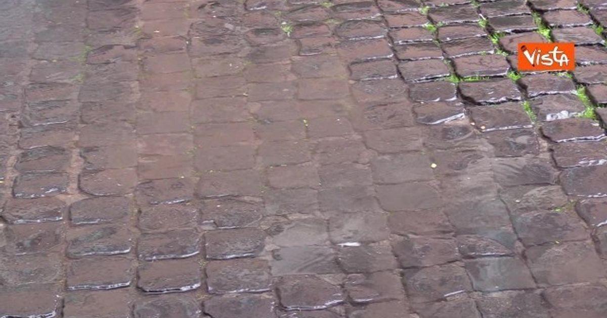Acquazzone a piazza Montecitorio a Roma, le immagini