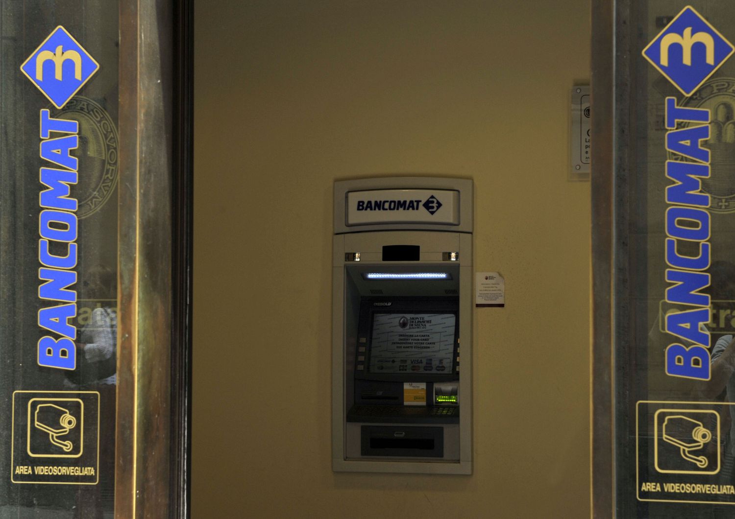 Preleva soldi con il bancomat dell'ex marito allettato