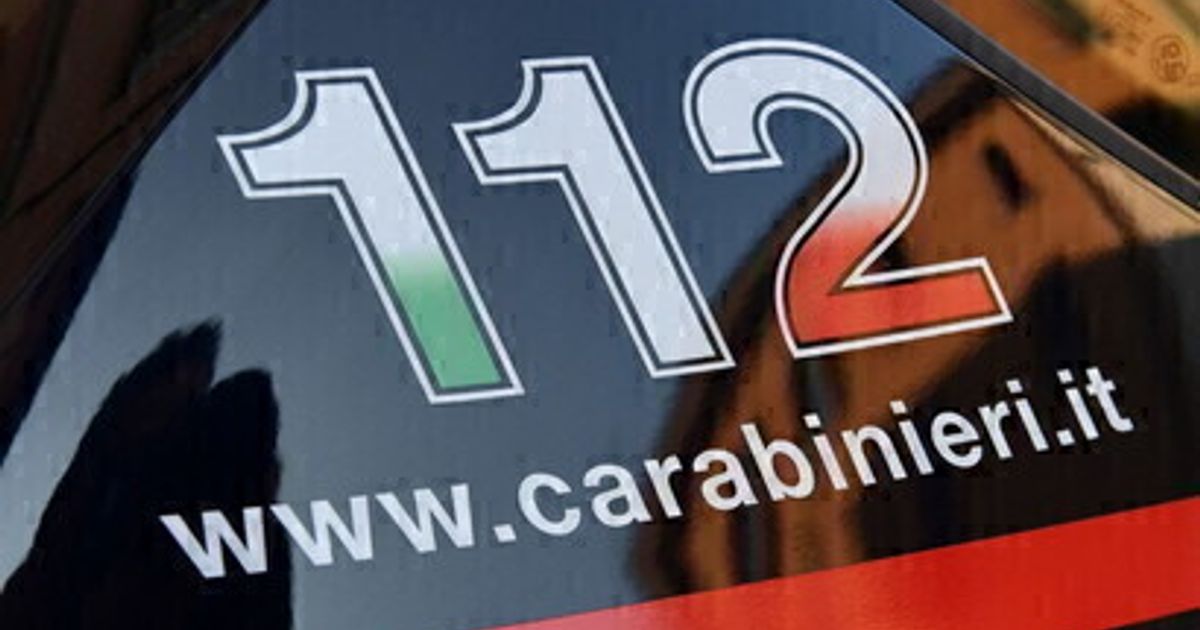 Bimba di 3 anni lasciata sola sul bus, salvata dai carabinieri Bimba di 3 anni lasciata sola sul bus, salvata dai carabinieri