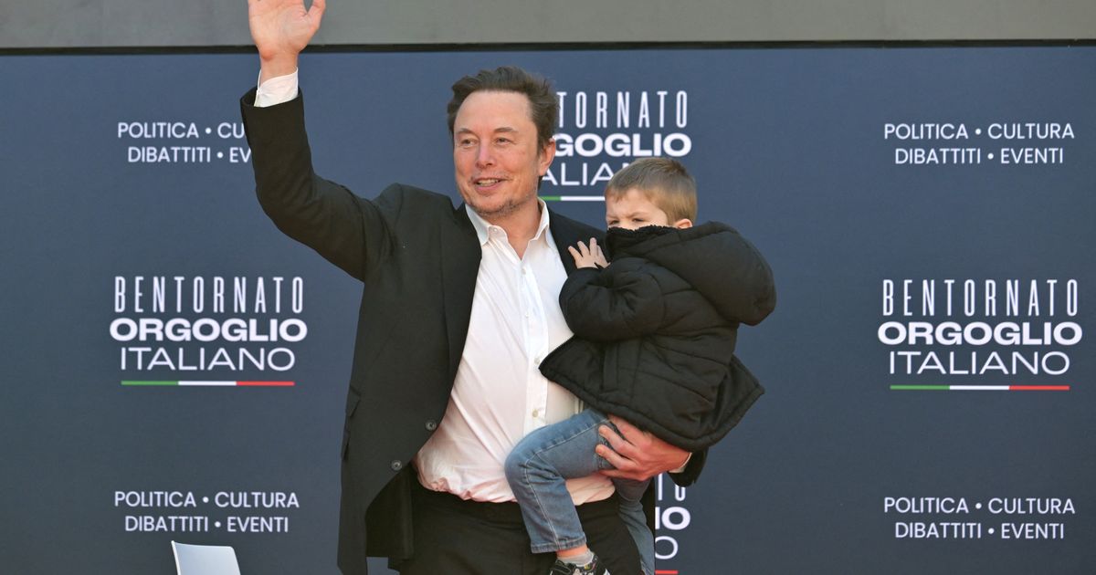 Elon Musk sul palco di Atreju con il figlio: l'Italia agisca sulla natalità