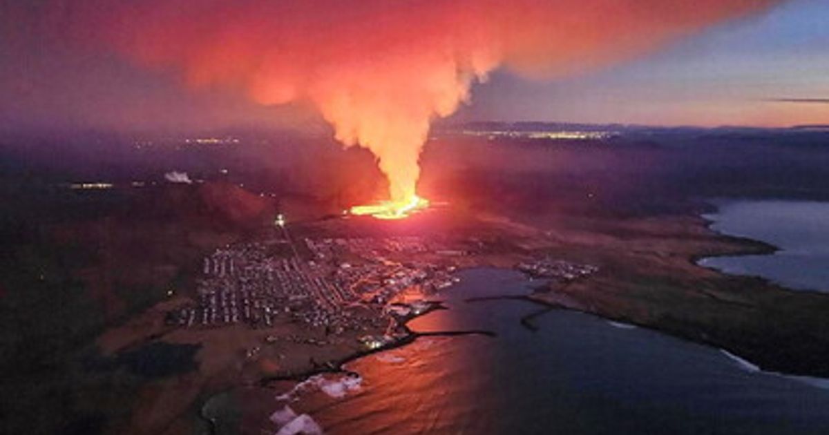 Erutta il vulcano a Grindavik, evacuato il villaggio di pescatori
