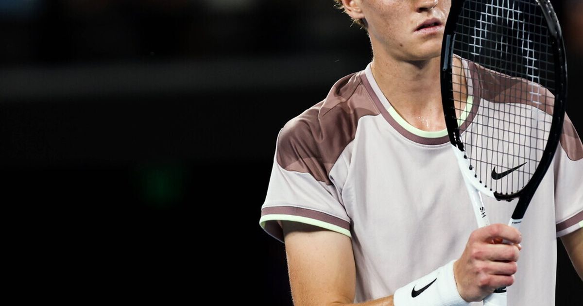 Sinner batte Djokovic 'alla Nole' e va in finale agli Australian Open