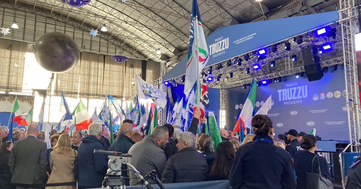 Centrodestra compatto in Sardegna, tutti i big sul palco per Truzzo