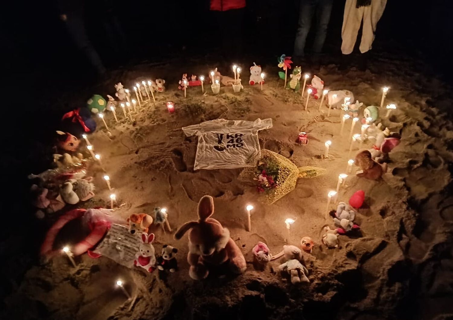 Un anno fa il naufragio di Cutro. Candele e peluche per ricordare la ...