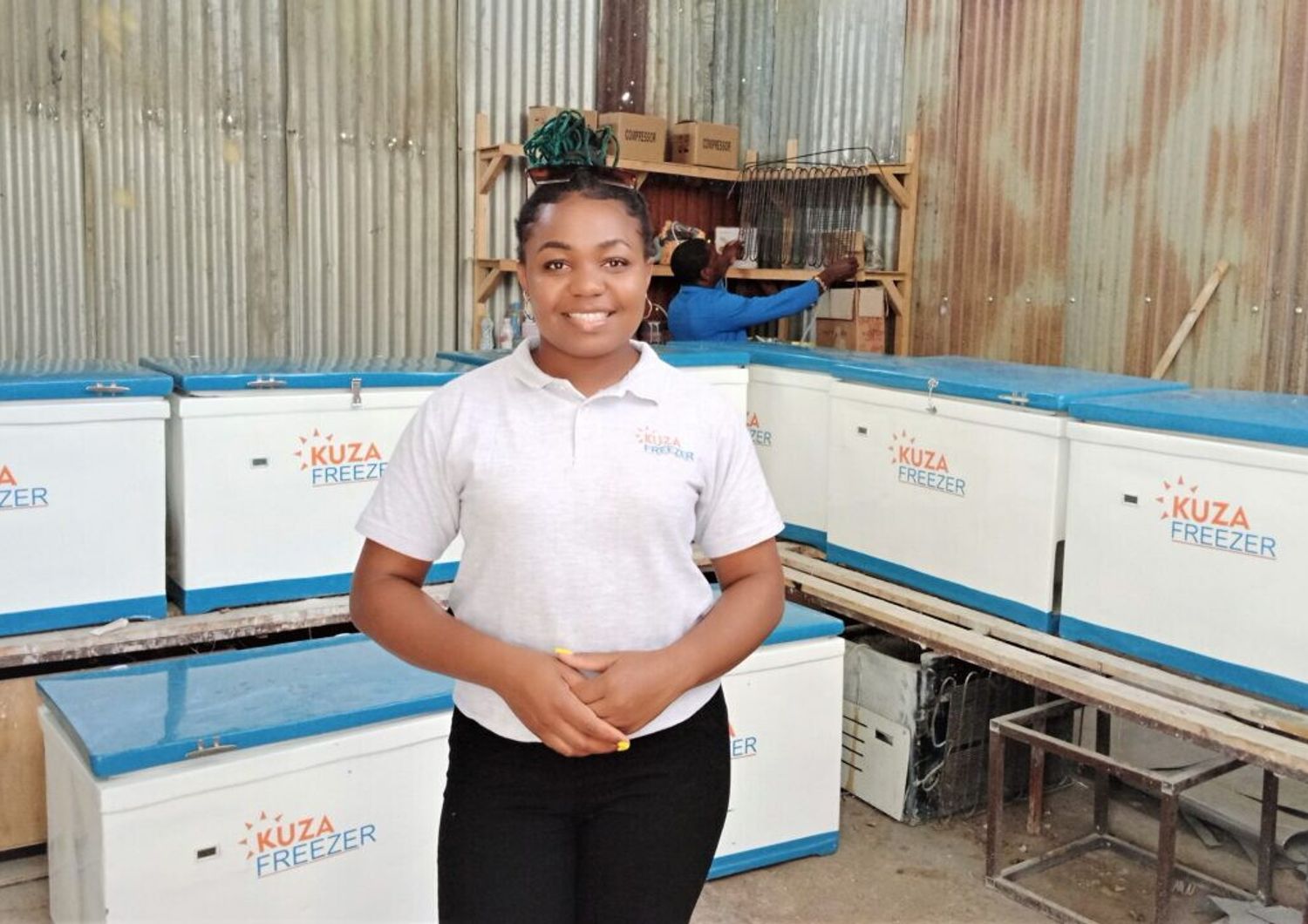 Mini freezer riciclando plastica abbandonata sulle spiagge di Nairobi