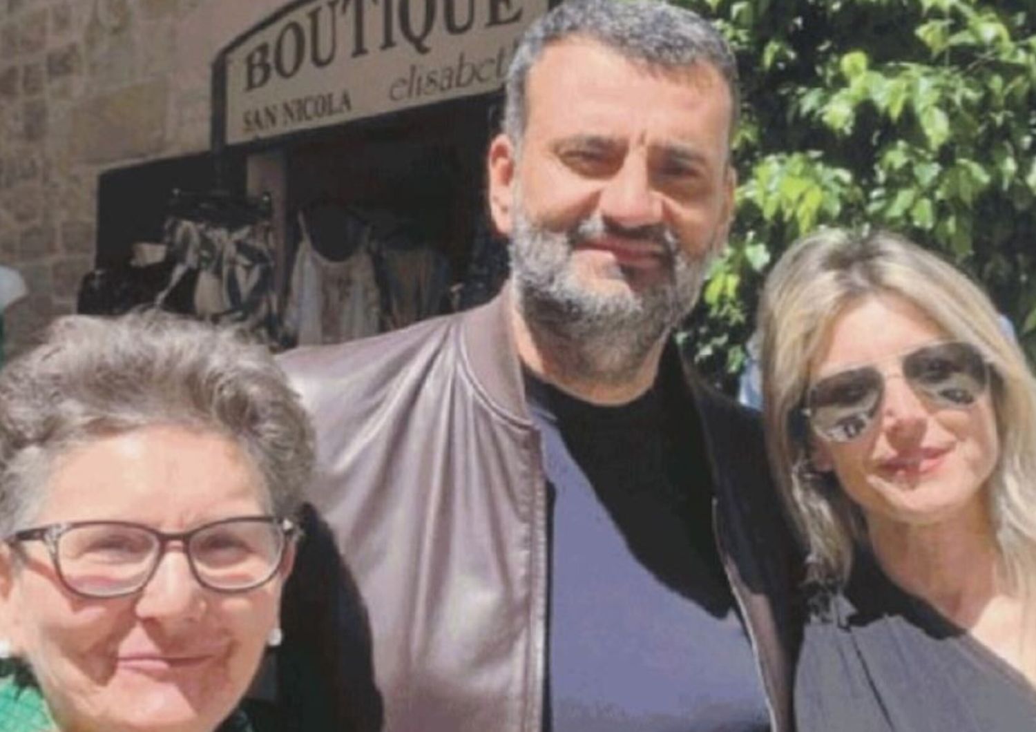Decaro e la foto con le due donne, 'parenti boss ma estranee al resto ...