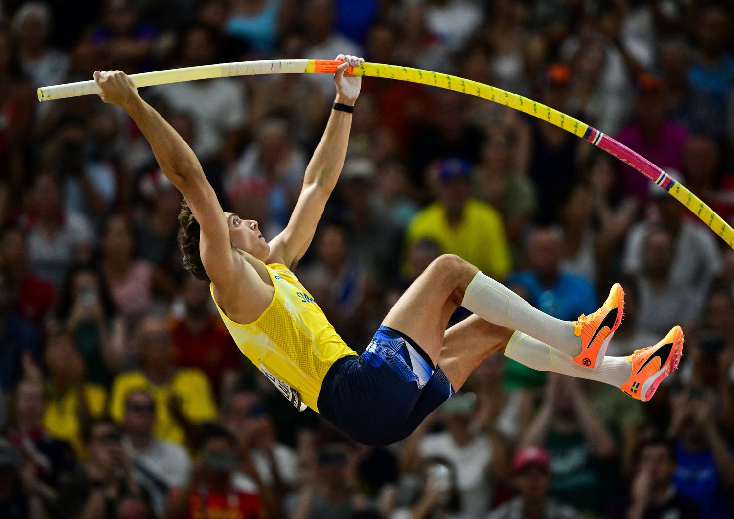 Salto con l'asta, Armand Duplantis porta a 6,24 metri il record del mondo