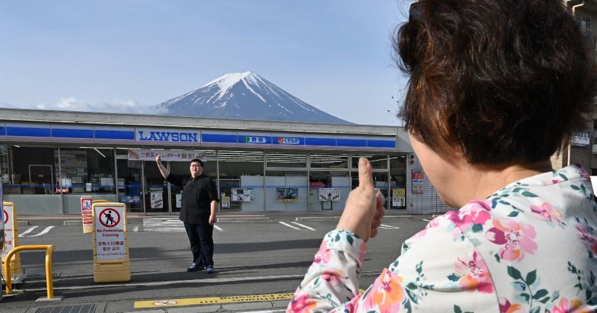 Troppi turisti in Giappone, arriva la barriera anti-foto per il Monte Fuji