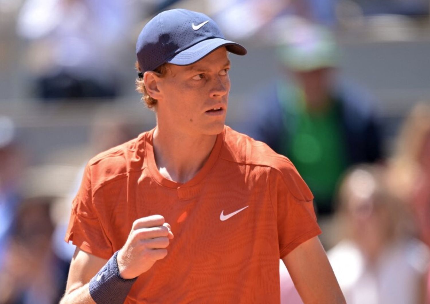 Delusione Sinner a Parigi, Alcaraz vince 3-2 e conquista la finale del ...